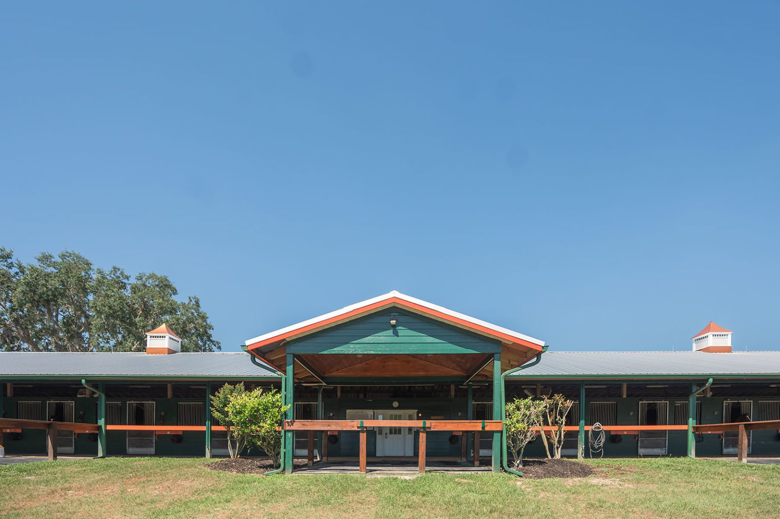 Thoroughbred Stall Rental | Designed with Trainers in Mind